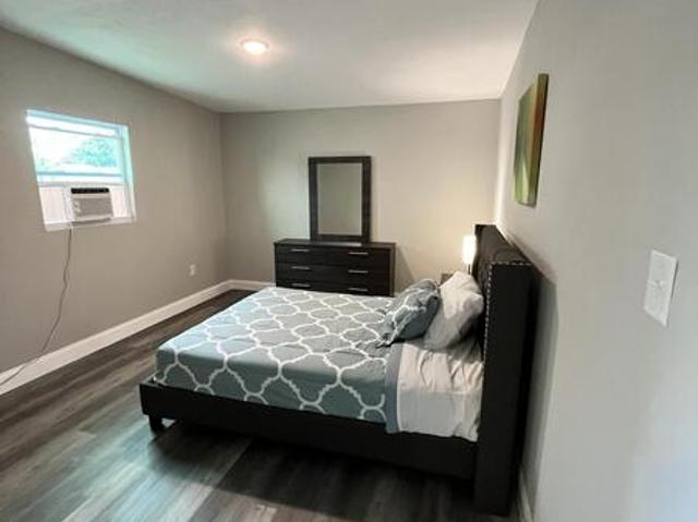 Winter Haven House with Dining Area and Laundry inside. Newly renovated & comfortable on cul de sac