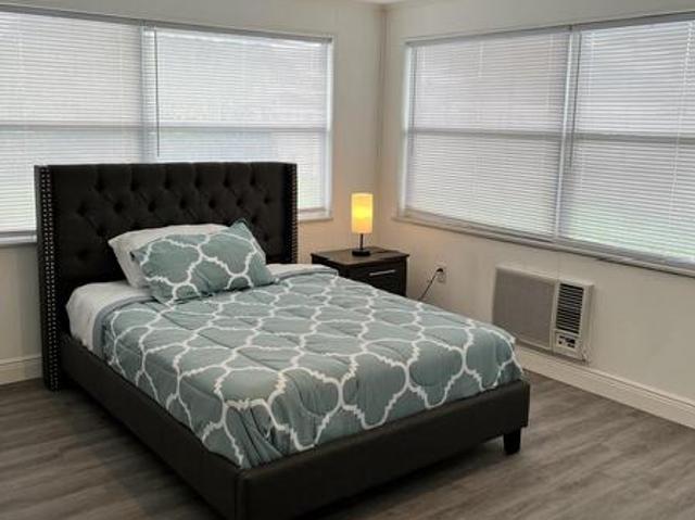 Winter Haven House with Dining Area and Laundry inside. Newly renovated & comfortable on cul de sac