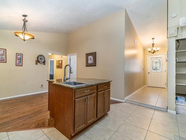 Winter Springs House with Dining area. Modern & sp