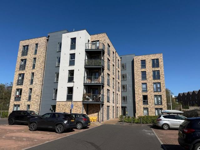 Wintermill Square, Edinburgh. 3 bed flat to rent £2,200 pcm £508 pw