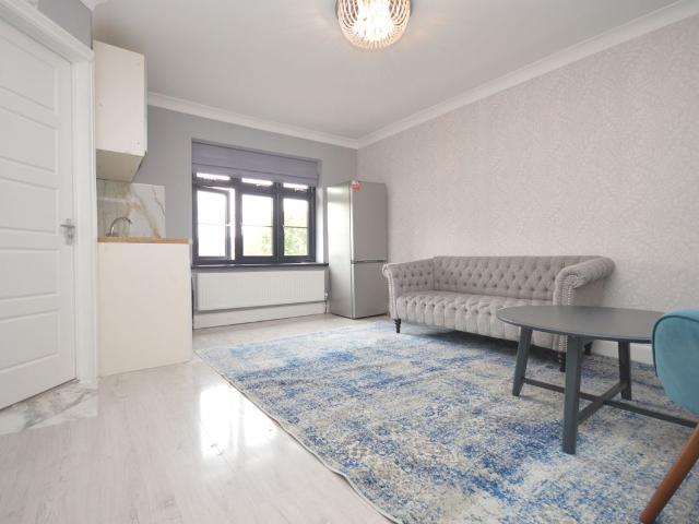 Wincanton Gardens, Ilford IG6, 1 bed flat to rent, £1,350 pcm | PrimeLocation