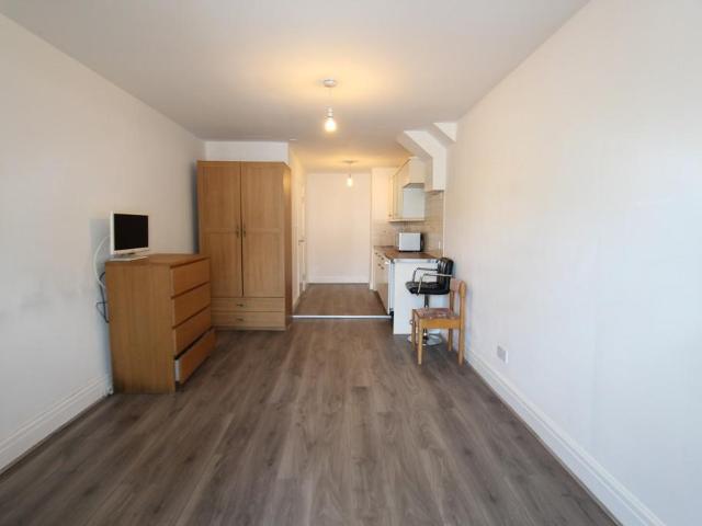 Winchmore Hill Road, London N21 Studio to rent £1,000 pcm £231 pw