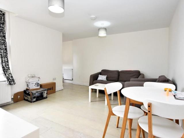 Winchcombe Street, Cheltenham 2 bed flat to rent £1,150 pcm £265 pw