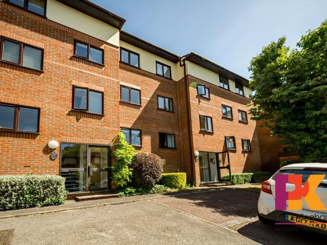 Winchester Court, High Wycombe HP11, 2 bed flat to rent, £1,250 pcm | PrimeLocation