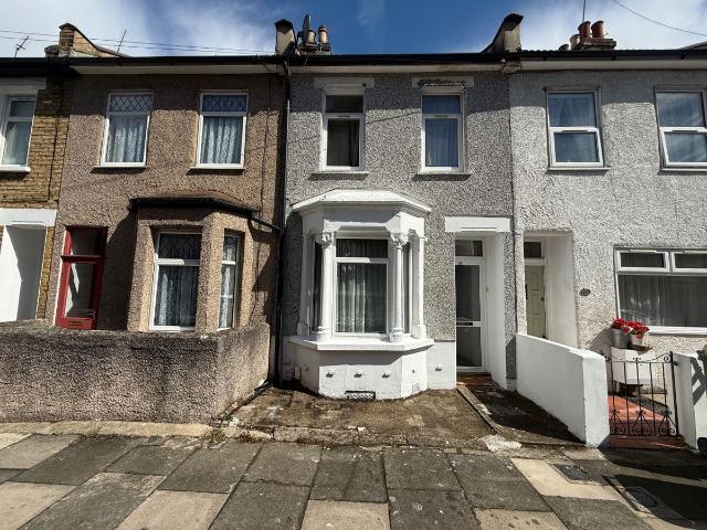 Winchester Road, Highams Park E4, 1 bed flat to rent, £1,350 pcm | PrimeLocation