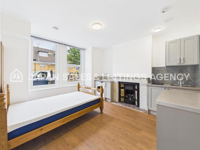 Winchester Street, Acton W3, Studio to rent, £1,250 pcm | PrimeLocation