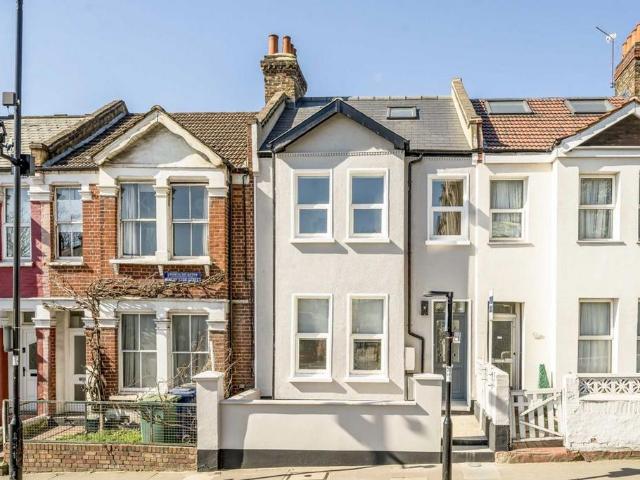 Winchester Street, London W3 3 bed flat to rent £3,300 pcm £762 pw