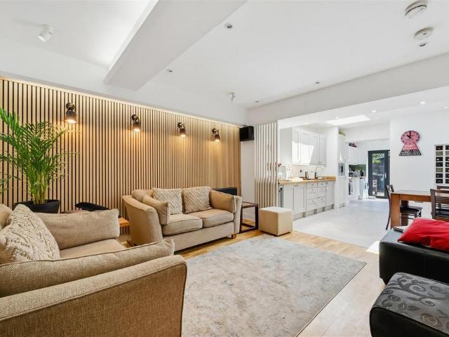 Windermere Avenue, Merton Park SW19 2 bed flat to rent £2,750 pcm £635 pw