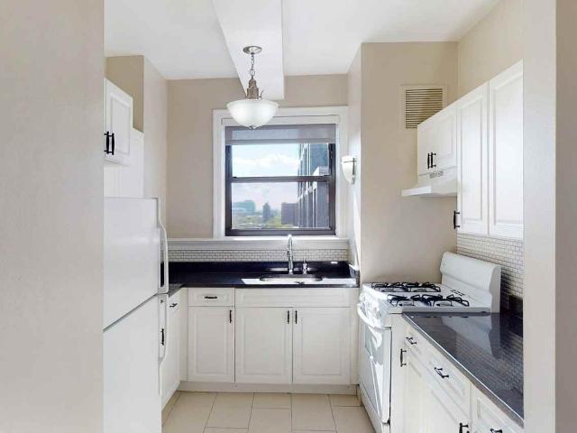 Windermere House 2 Bedroom Apartment for Rent at 1642 E 56th St, Chicago, IL 60637 Hyde Park