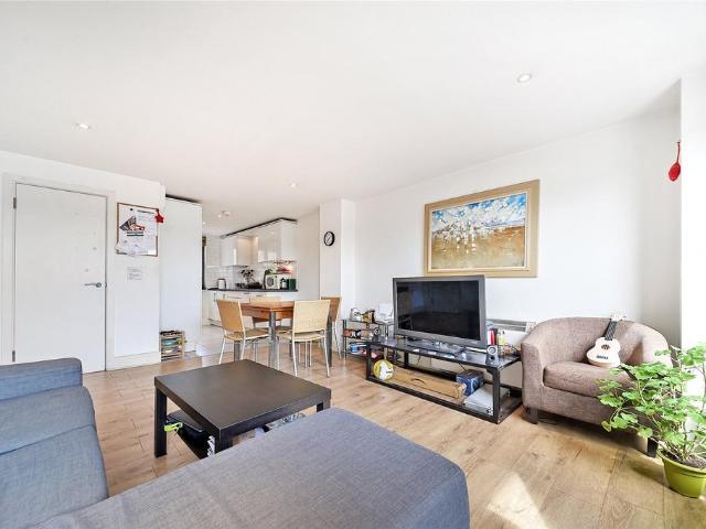 Winders Road, London, SW11 2 bed apartment to rent £2,550 pcm £588 pw