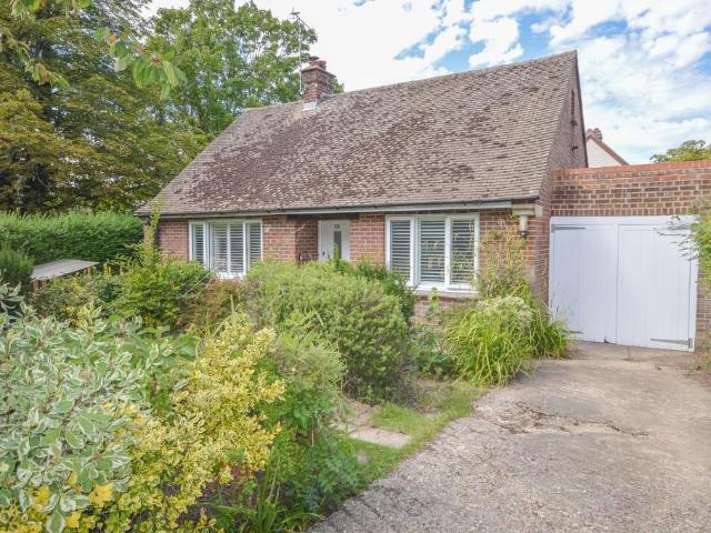Windhill, Bishops Stortford, CM23 2 bed bungalow to rent £1,550 pcm £358 pw