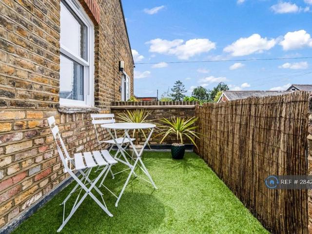 Windlesham Mews, Hampton Hill, TW12 2 bed maisonette to rent £1,975 pcm £456 pw