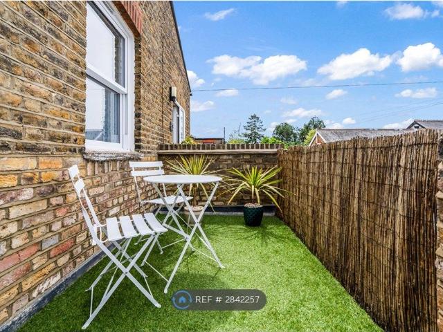 Windlesham Mews, Hampton Hill TW12, 2 bed maisonette to rent, £1,975 pcm | PrimeLocation