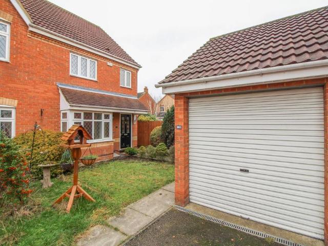 Windmill View, Biggleswade, SG18 3 bed semi detached house to rent £1,575 pcm £363 pw