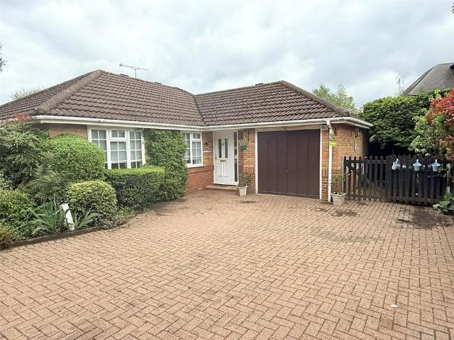 Windmill Lane, Arkley, Hertfordshire. 3 bed bungalow to rent £3,250 pcm £750 pw