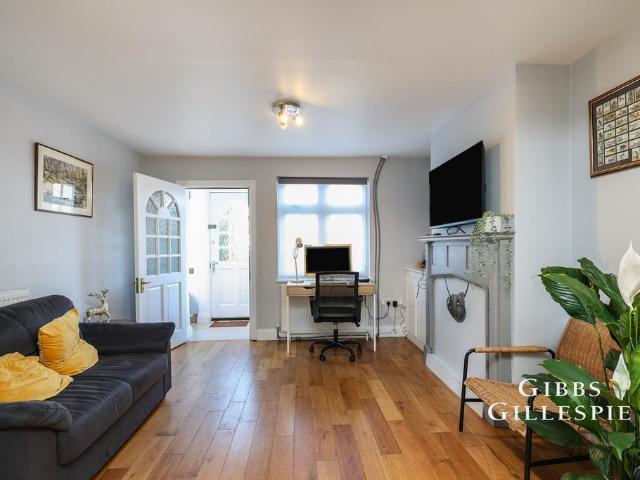 Windmill Lane, Bushey Heath, Bushey. 2 bed house to rent £2,150 pcm £496 pw