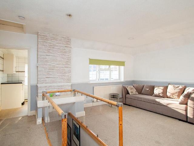 Windmill Lane, Greenford UB6 2 bed flat to rent £1,750 pcm £404 pw
