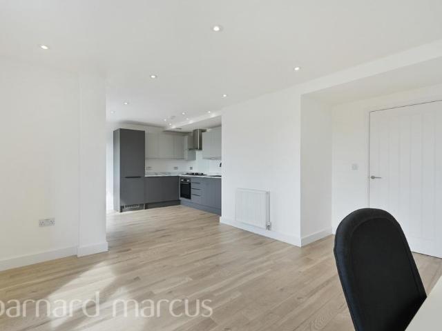Windmill Lane, Hanwell 2 bed flat to rent £1,925 pcm £444 pw