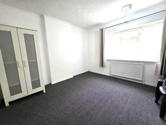 Windmill Lane, Southall, Middlesex, UB2 4 bed terraced house to rent £2,650 pcm £612 pw