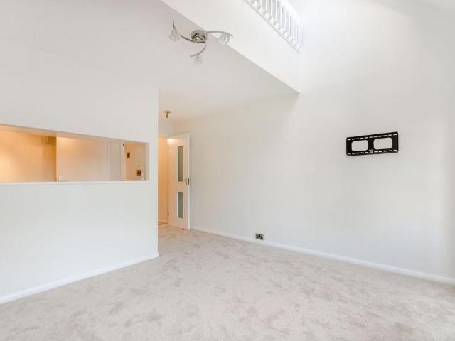 Windmill Rise, North Kingston. 2 bed maisonette to rent £2,300 pcm £531 pw