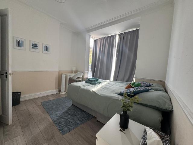 Windmill Road, Brentford TW8, 5 bed shared accommodation to rent, £4,600 pcm | PrimeLocation