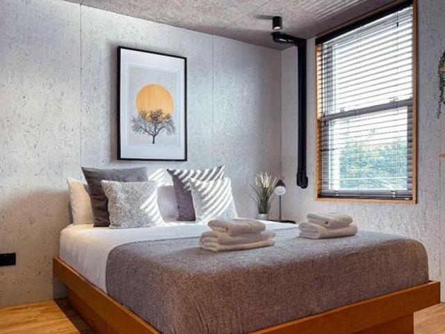 Windmill Road, London, 2 Bedroom Serviced