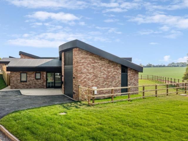 Windmill Road, Pepperstock, LU1 3 bed detached house to rent £3,500 pcm £808 pw
