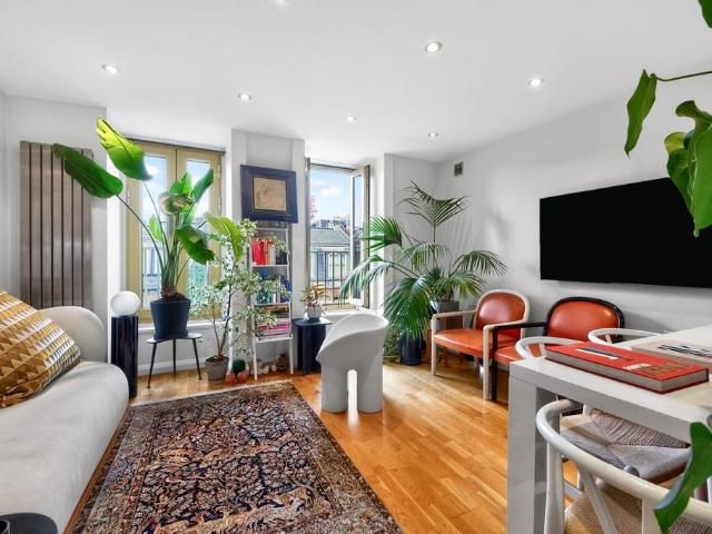 Windmill Street, London, W1T 2 bed apartment to rent £3,000 pcm £692 pw