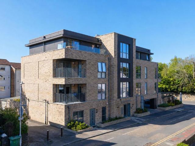 Windmill Street, Spire Court Windmill. 2 bed flat to rent £1,895 pcm £437 pw