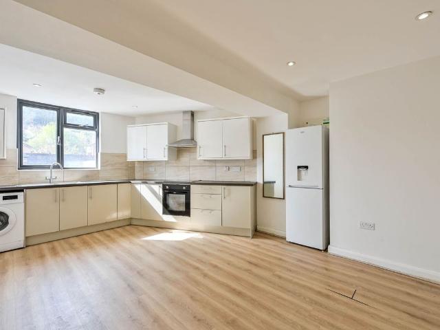 Windsor Close, Godalming GU7, 1 bed flat to rent, £1,250 pcm | PrimeLocation