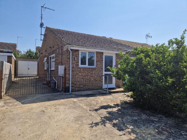 Windsor Close, Kings Sutton OX17, 2 bed bungalow to rent, £1,200 pcm | PrimeLocation