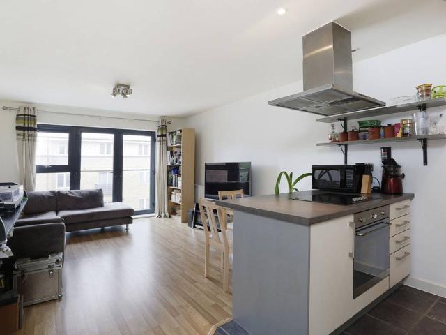 Windsor Court, Mile End, London E3, 2 bed flat to rent, £2,200 pcm | PrimeLocation