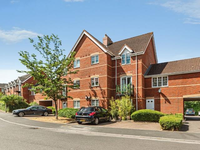 Windsor Court, Newbury, Berkshire RG14, 2 bed flat to rent, £1,300 pcm | PrimeLocation