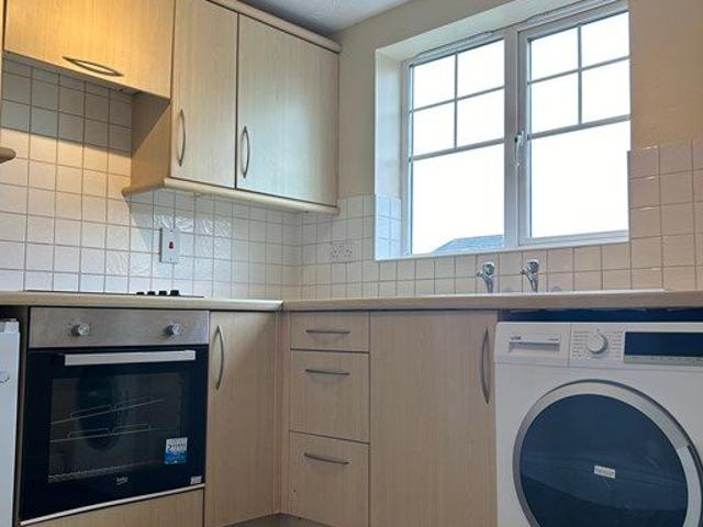 Windsor Court, Newbury RG14, 2 bed flat to rent, £1,100 pcm | PrimeLocation