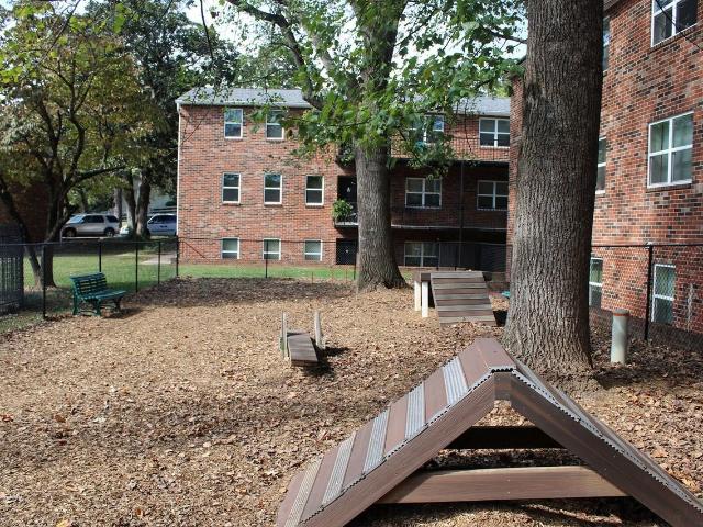 Windsor Court Apartments Studio Apartment for Rent at 614 Cedar Ln, Knoxville, TN 37912
