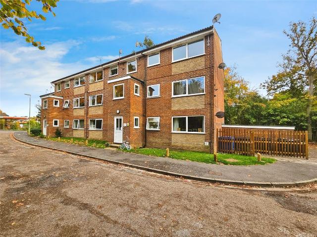Windsor Court, Kings Road, Fleet GU51, 3 bed flat to rent, £1,400 pcm | PrimeLocation