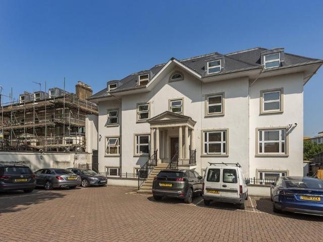 Windsor Court London N8 2 bed flat to rent £1,950 pcm £450 pw