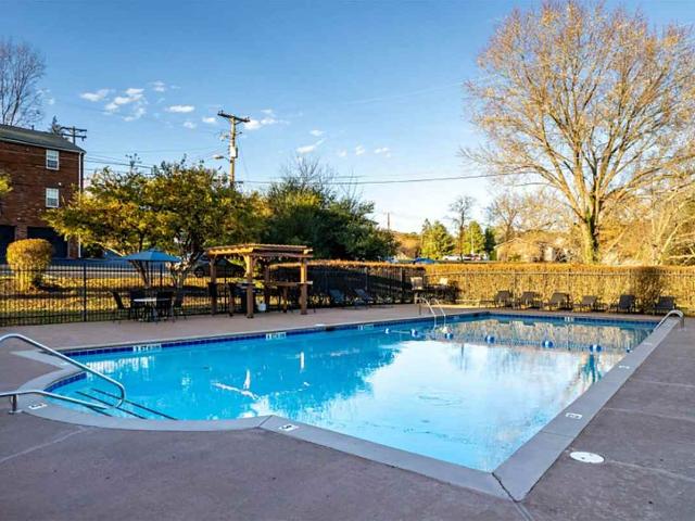 Windsor Court Studio Apartment for Rent at 614 Cedar Ln, Knoxville, TN 37912