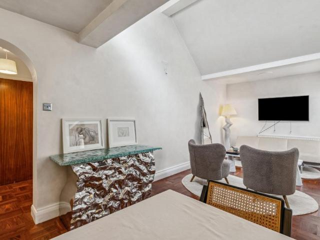 Windsor Court, 20 Frogmore, London 1 bed flat to rent £2,250 pcm £519 pw
