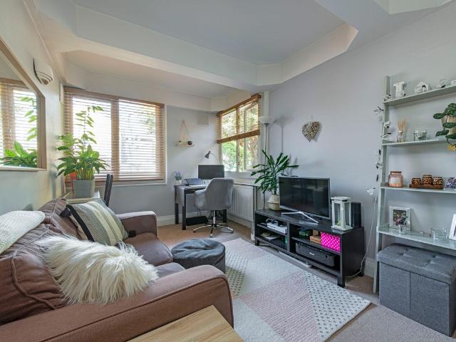 Windsor Court, 20 Frogmore, London SW18, 1 bed flat to rent, £1,800 pcm | PrimeLocation