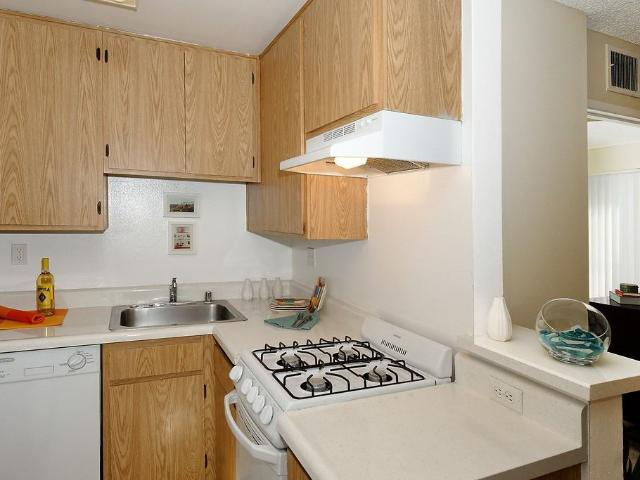 Windsor Court 2 Bedroom Apartment for Rent at 900 Irolo St, Los Angeles, CA 90006 Wilshire Center Koreatown