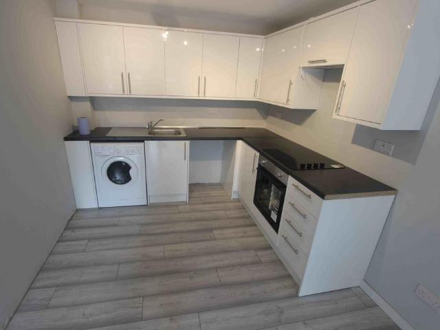 WINDSOR, CROSSWAYS COURT 2 bed flat to rent £1,895 pcm £437 pw