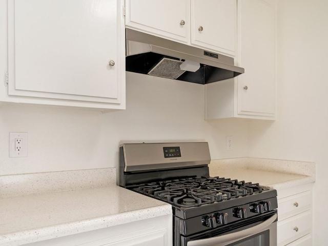Windsor Garden Apartment Homes 2 Bedroom Apartment for Rent at 1651 Mitchell Ave, Tustin, CA 92780 Tustin
