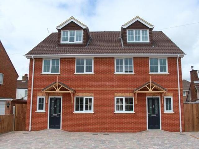 Windsor Road, Hampshire GU14 3 bed semi detached house to rent £1,895 pcm £437 pw