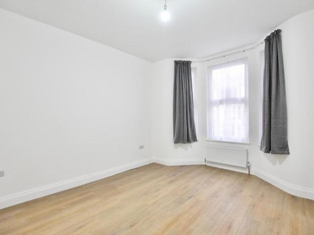 Windsor Road, Ilford, IG1 4 bed terraced house to rent £2,800 pcm £646 pw