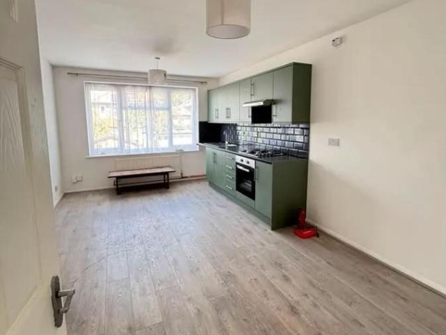 Windsor Road, London E7, 3 bed flat to rent, £2,400 pcm | PrimeLocation