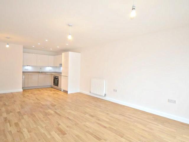 Windsor Road, Slough 2 bed flat to rent £1,700 pcm £392 pw