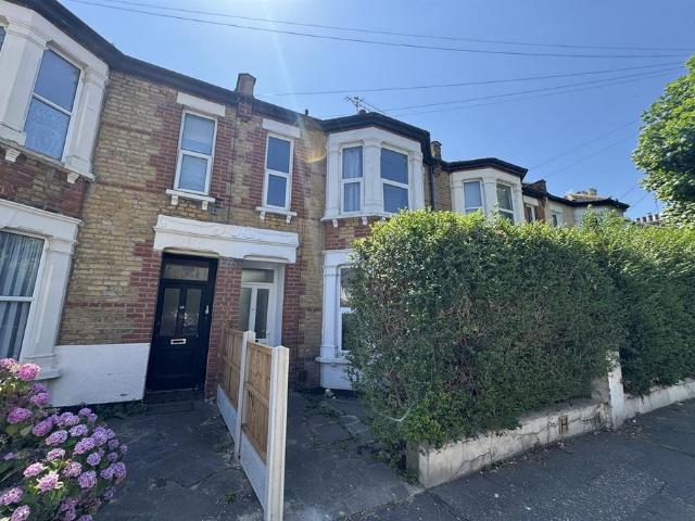 Windsor Road, Westcliff on Sea 3 bed flat to rent £1,800 pcm £415 pw