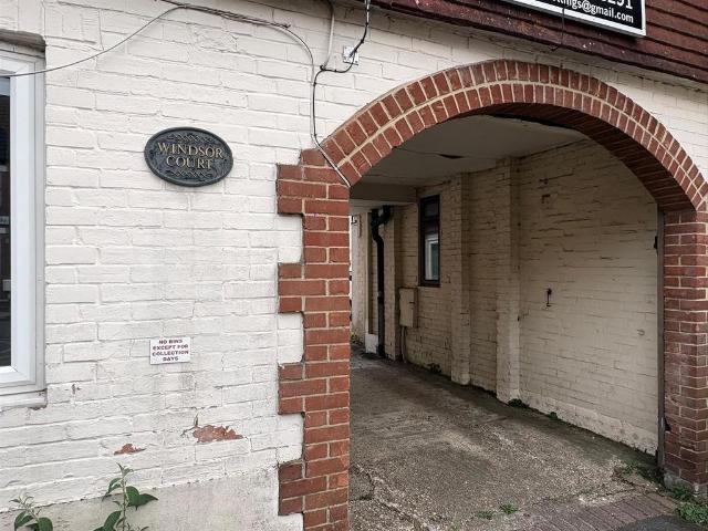 Windsor Road, Petersfield 2 bed flat to rent £1,150 pcm £265 pw