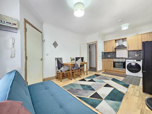 Windsor Street, Luton LU1 2 bed flat to rent £1,150 pcm £265 pw